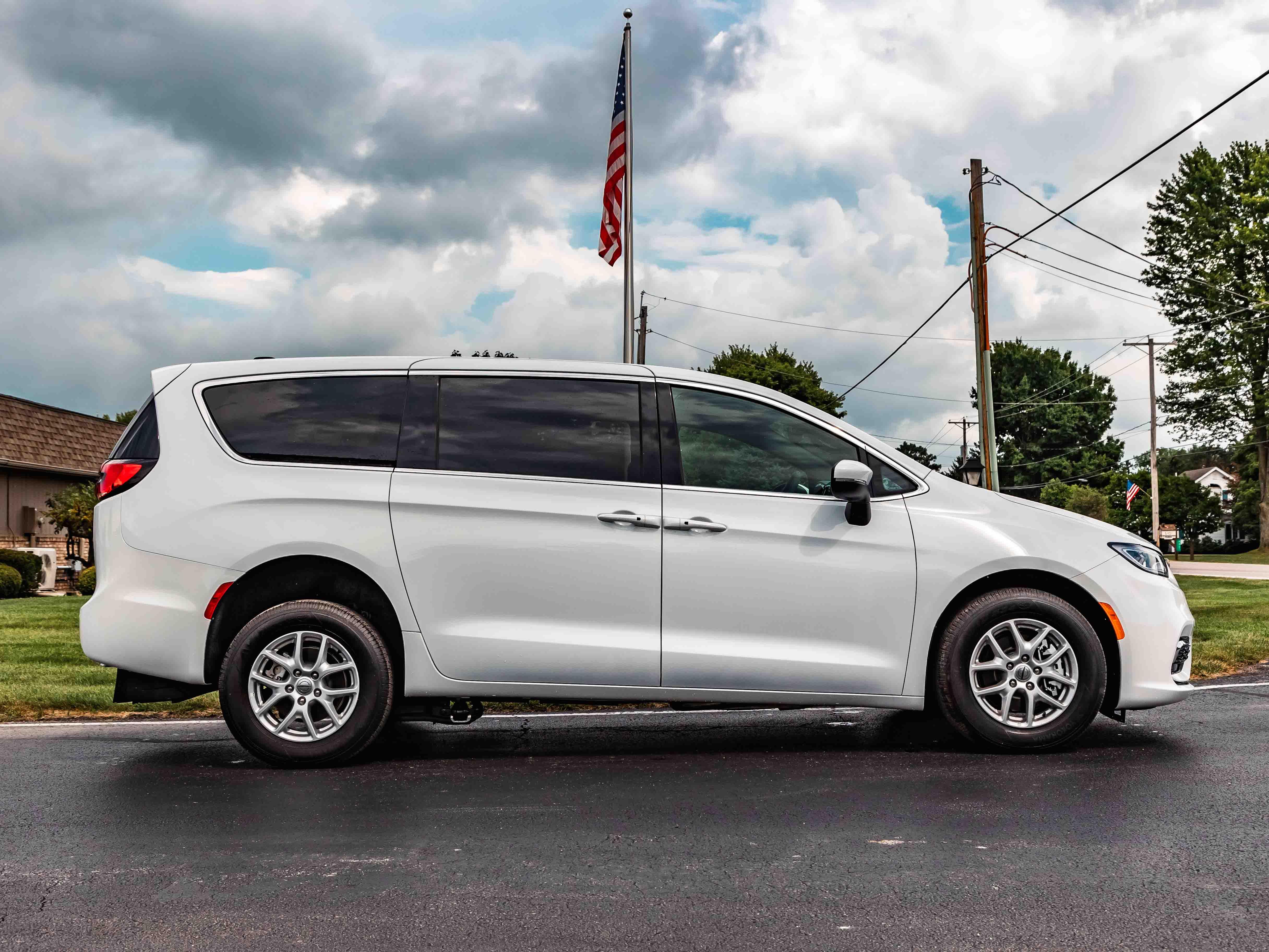 2023 Chrysler Pacifica 3 Passenger and 2 Wheelchair Van