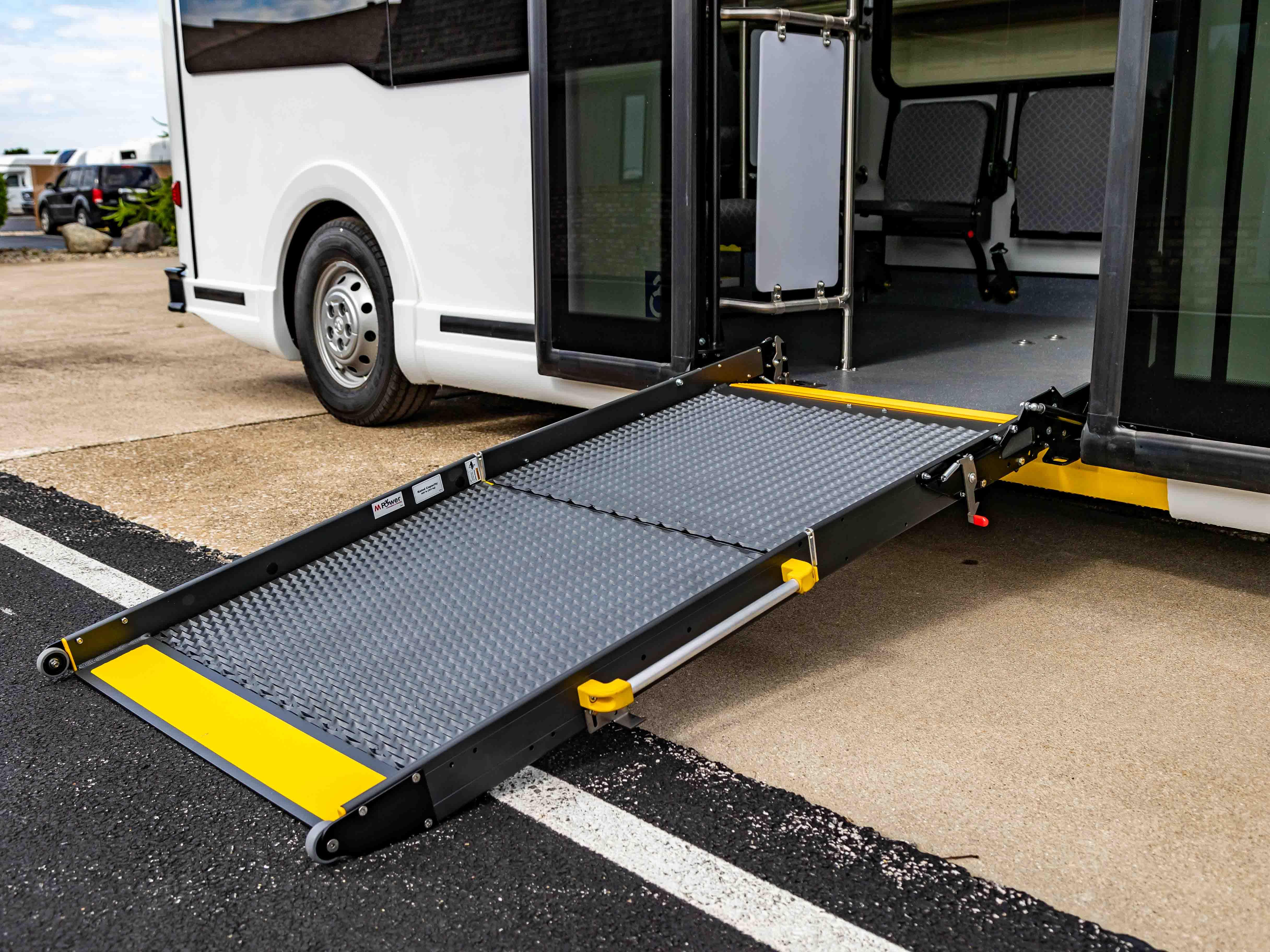 2024 New England Wheels Frontrunner Dodge 10 Passenger and 2 Wheelchair ...