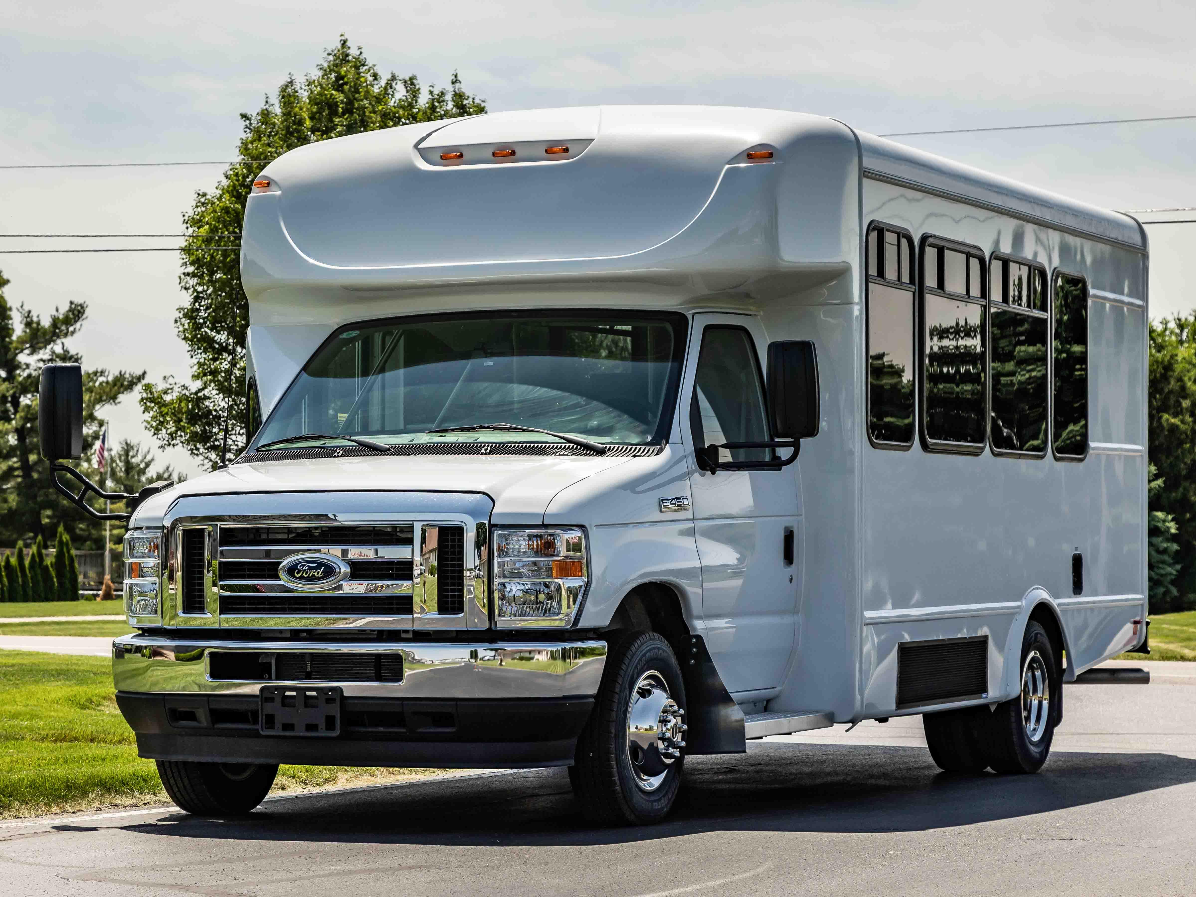 2025 StarTrans Senator II Ford 14 Passenger Shuttle Bus
