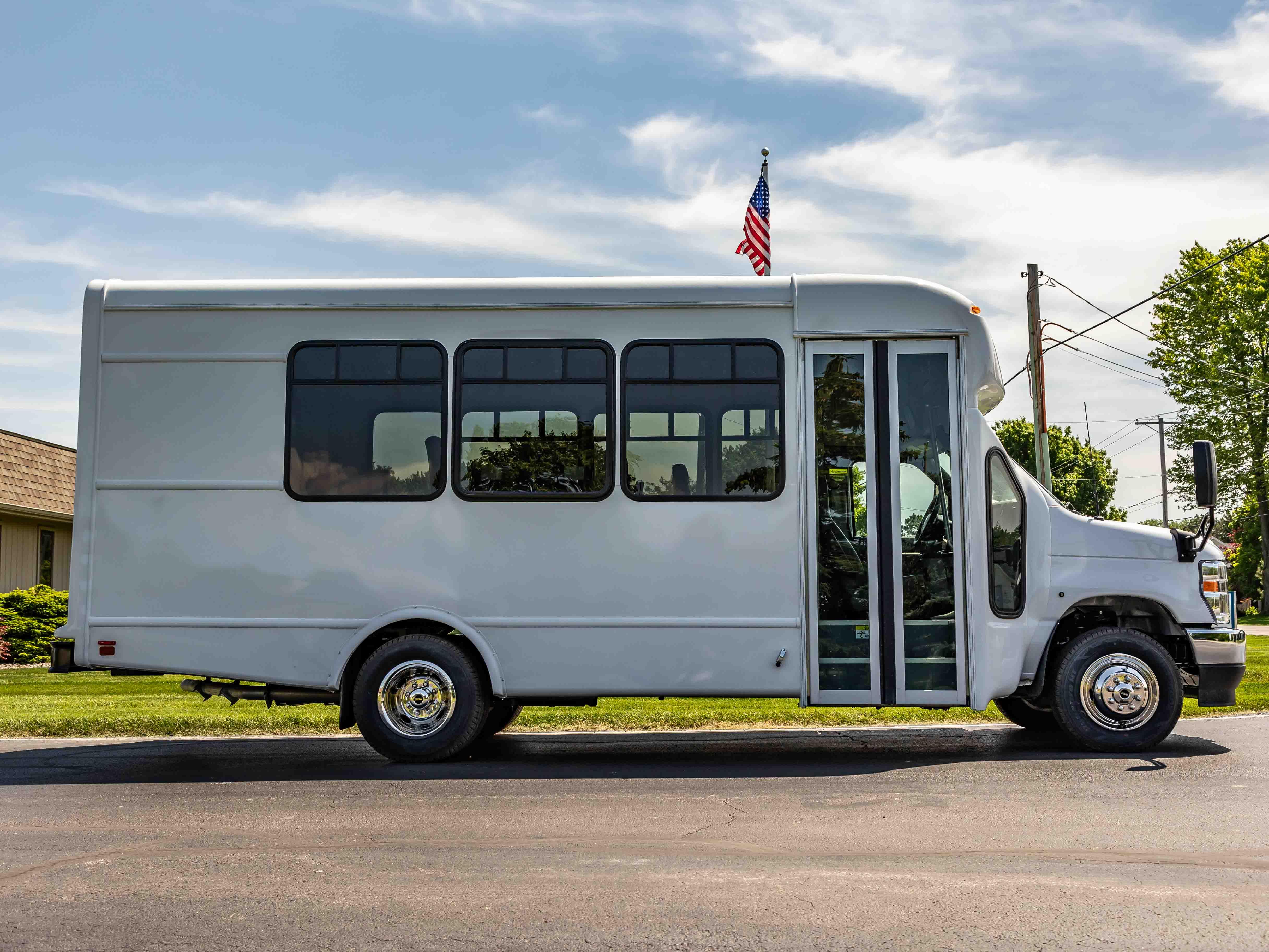 2025 StarTrans Senator II Ford 14 Passenger Shuttle Bus