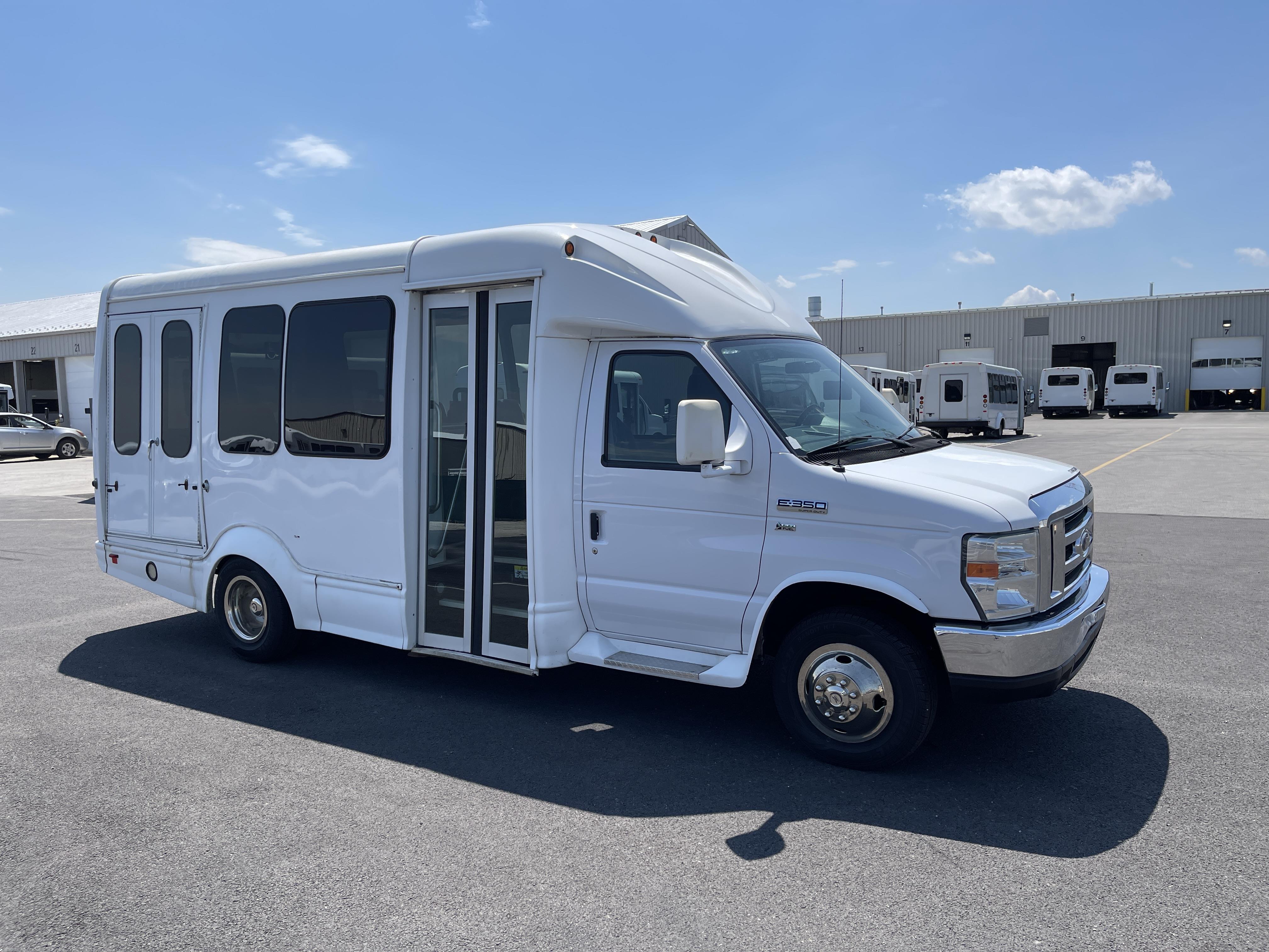 2016 Starcraft Ford E350 11 Passenger and 2 Wheelchair Shuttle Bus