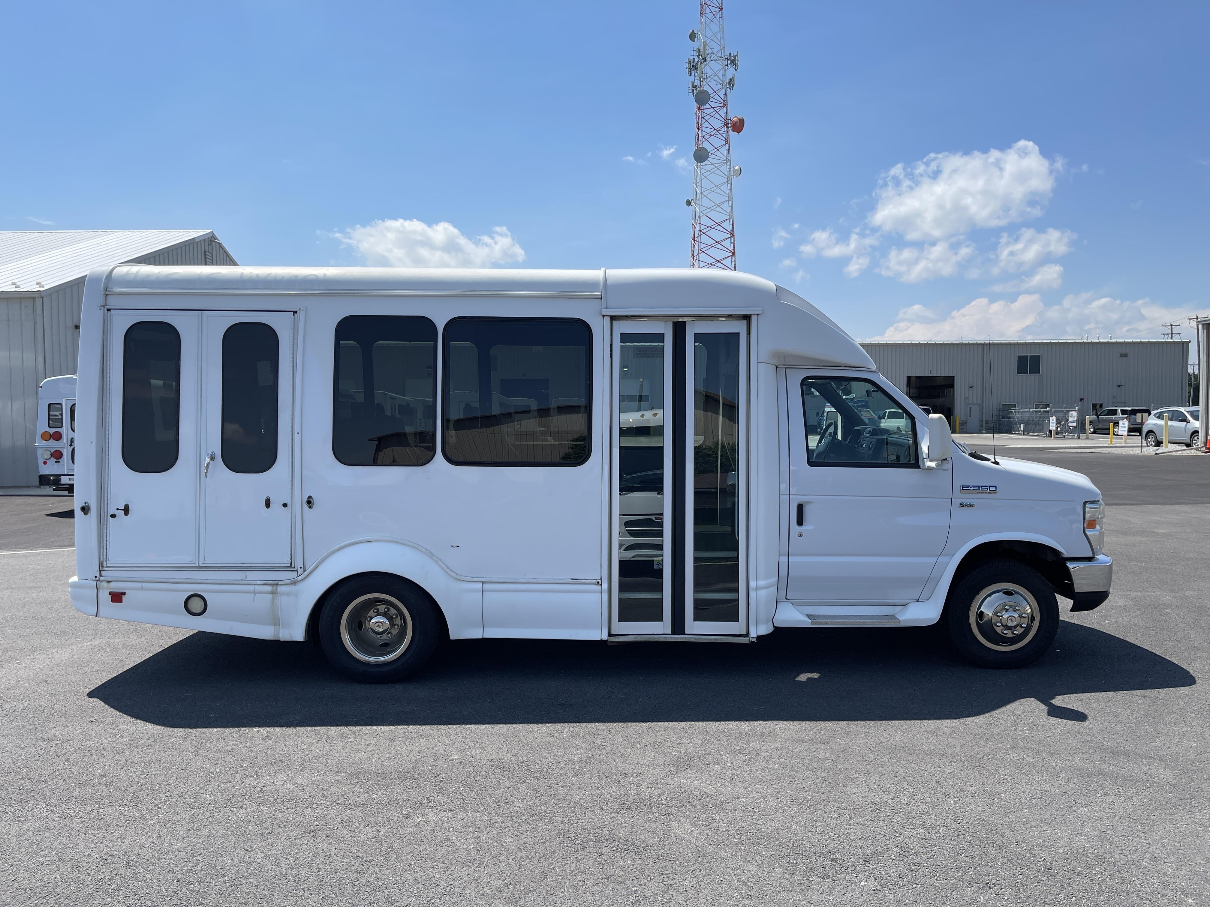 2016 Starcraft Ford E350 11 Passenger and 2 Wheelchair Shuttle Bus